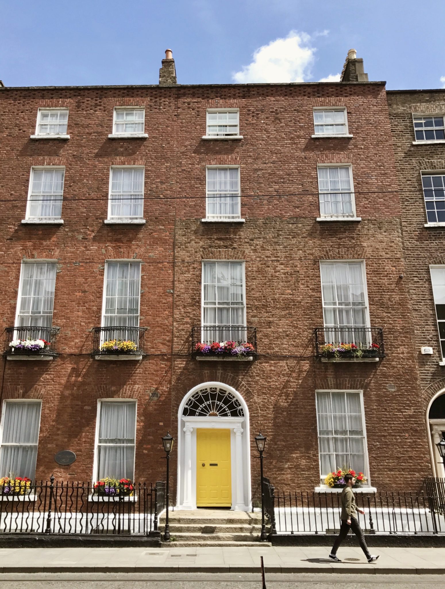 Live fast, have fun, be young in Dublin - Between Brush Strokes
